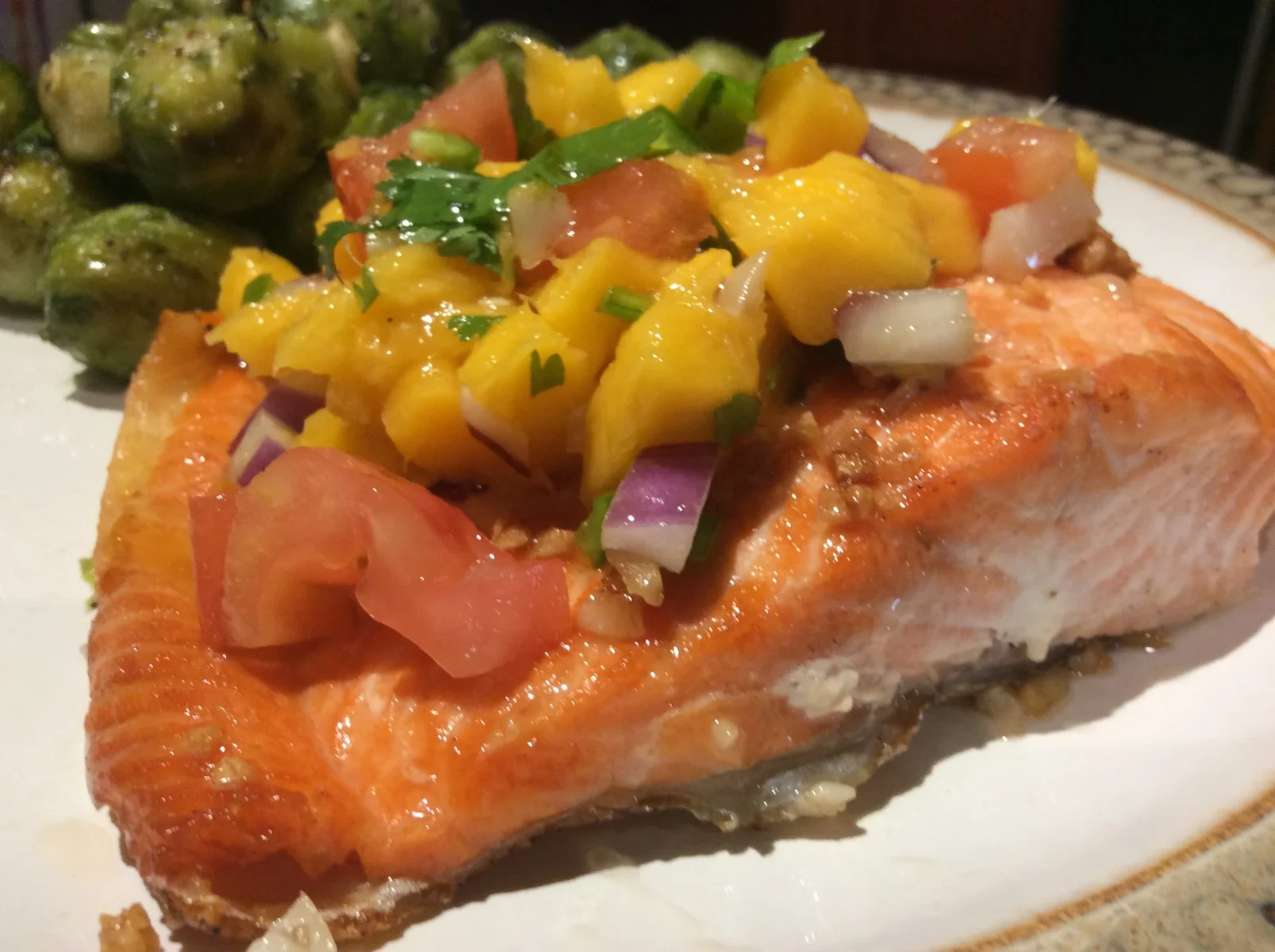 Trucha con pico de gallo de mango